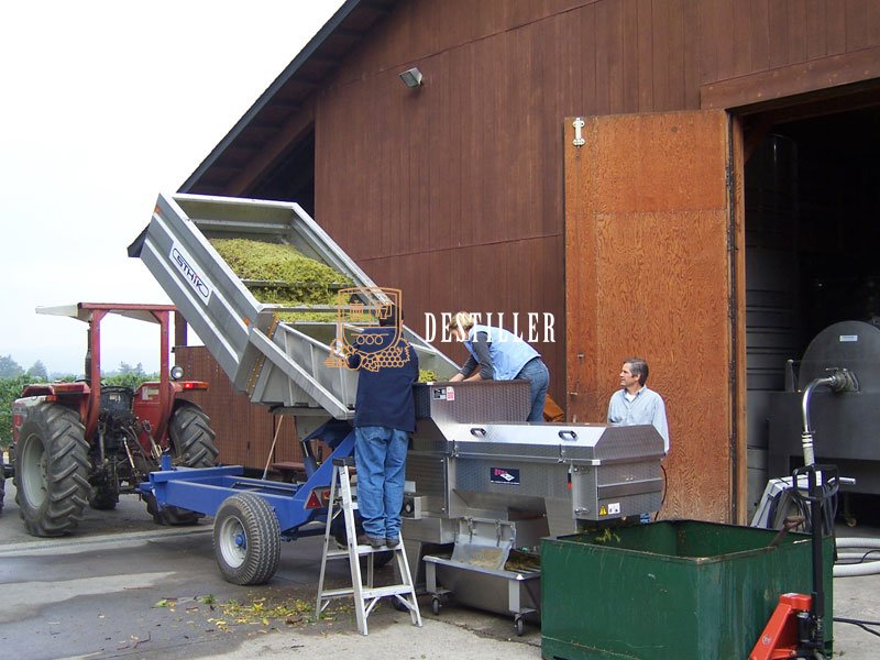 Grape harvesting trailer - Destiller